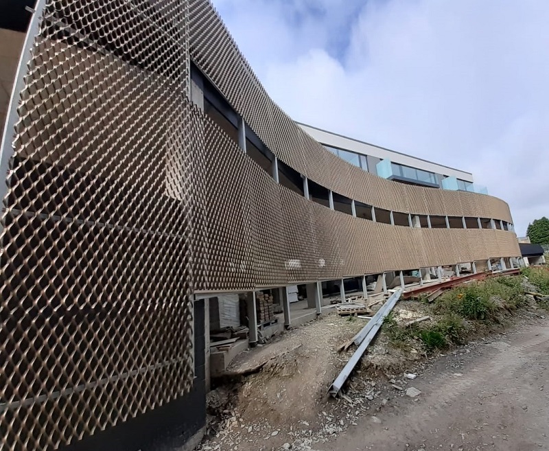 Aluminium mesh facade